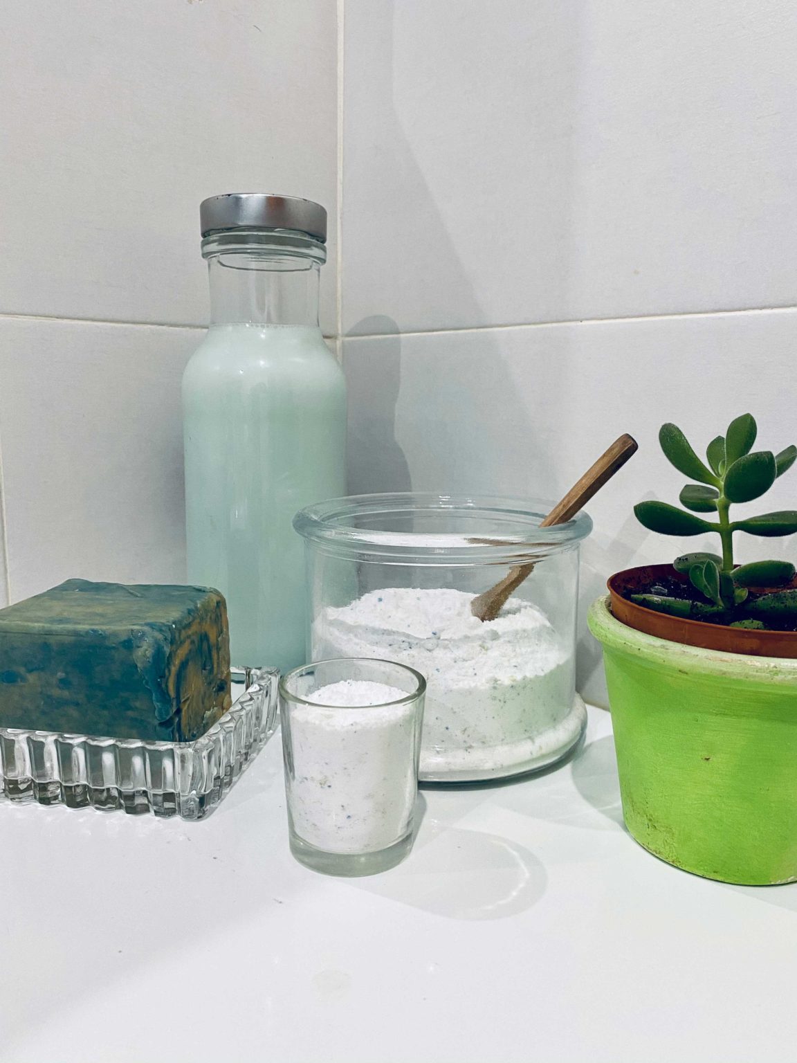 Aprenda a fazer detergente líquido feito com sabão azul e branco